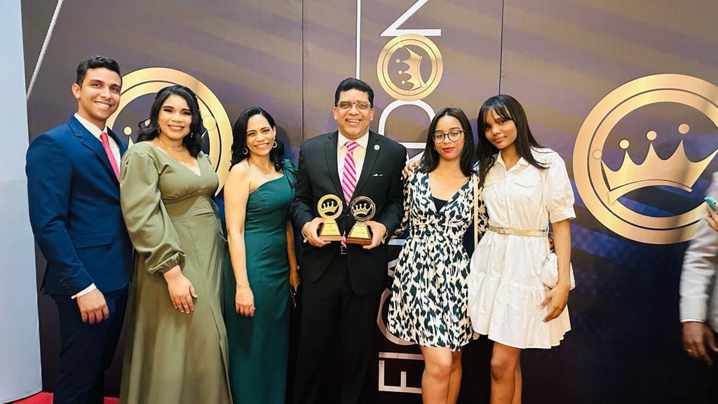 Dío Astacio Recibe 'El Premio Supremo' Que Otorga La Academia Cristiana ...