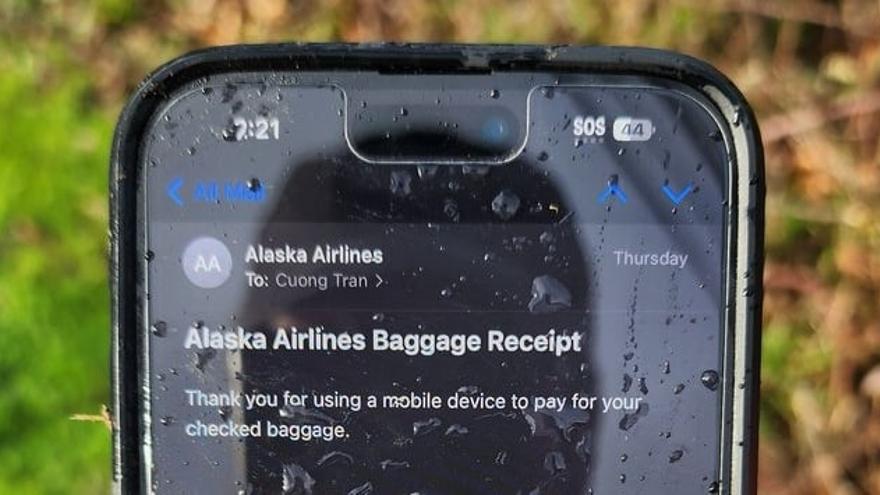 Un Móvil Iphone Que Cayó Del Boeing De Alaska Airlines Resiste A Una ...