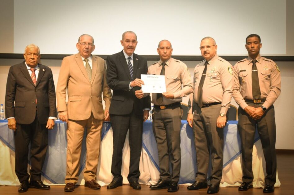 MESCYT, UPID E IPES Entregan Certificados A 500 Agentes Cursaron ...